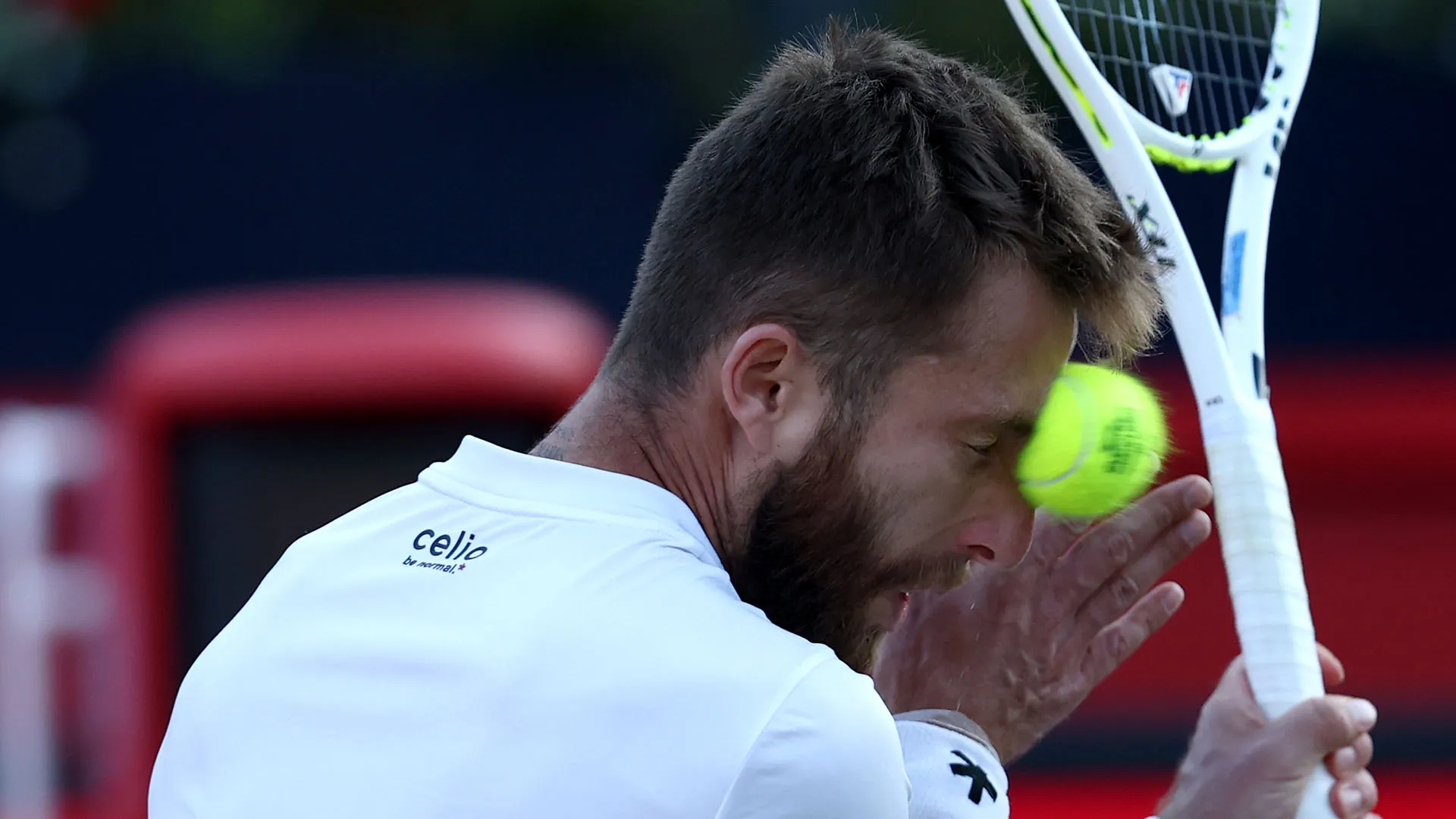 Viene colpito in faccia dalla pallina: momenti di paura. Foto