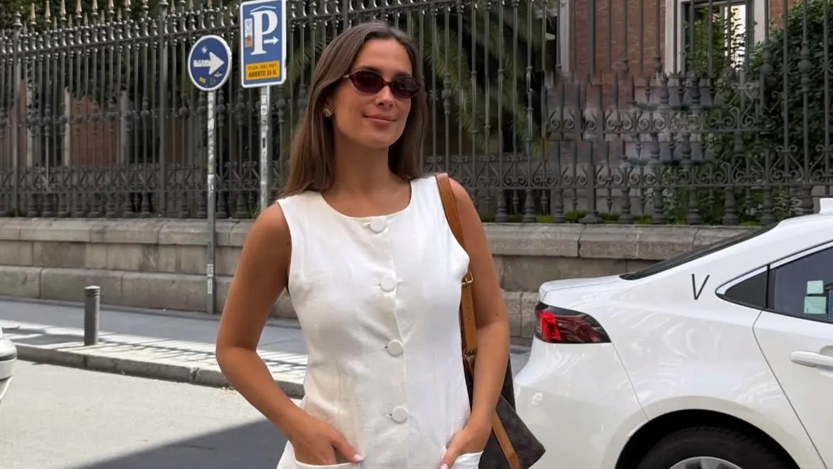 María Pombo da la bienvenida al verano con el vestido mini blanco que realza el bronceado al ...
