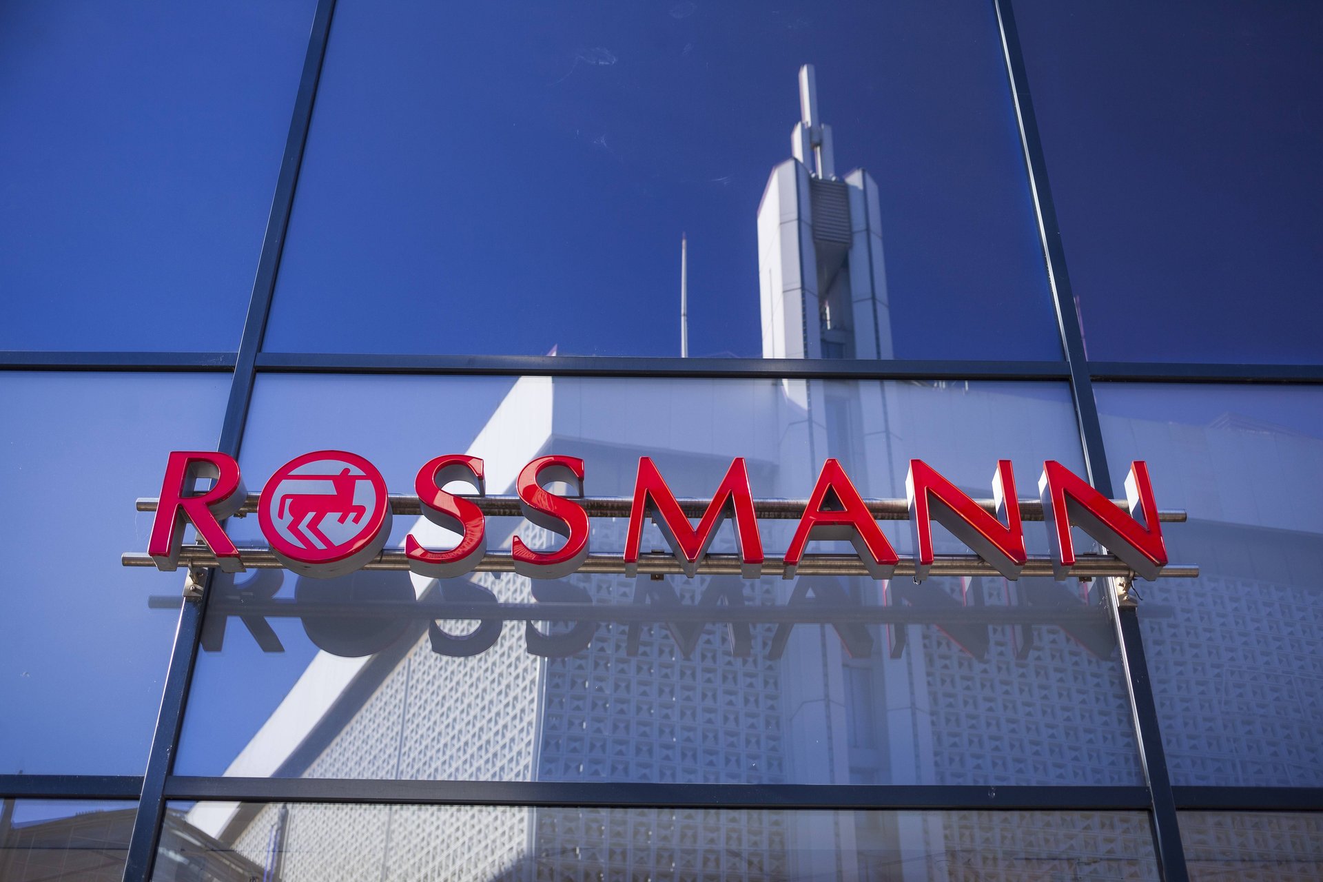 Entdecke den zarten Rosé-Schimmer: Dieser Highlighter von Rossmann ...