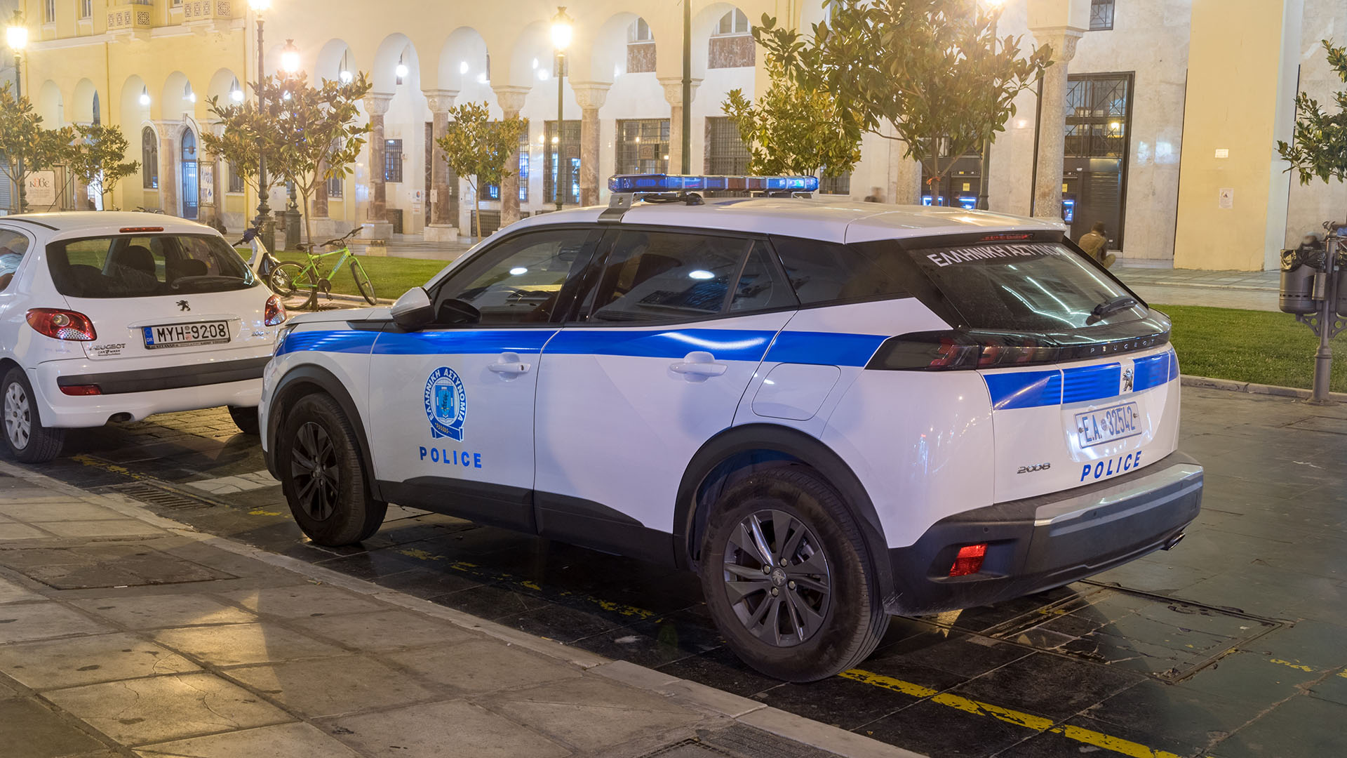 Θεσσαλονίκη: Εκρυβαν κοκαΐνη στα σκαλιά πολυκατοικίας και στο κάθισμα ...