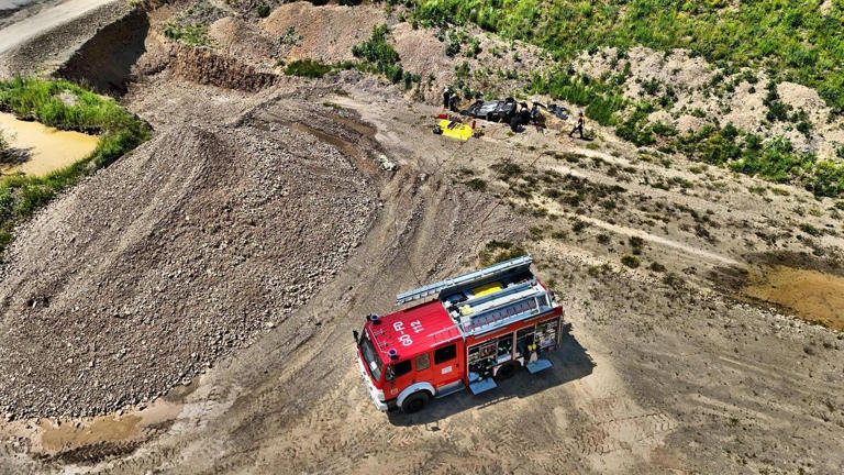 Illegales Autorennen in einer Kiesgrube? Die Feuerwehr ist gefordert