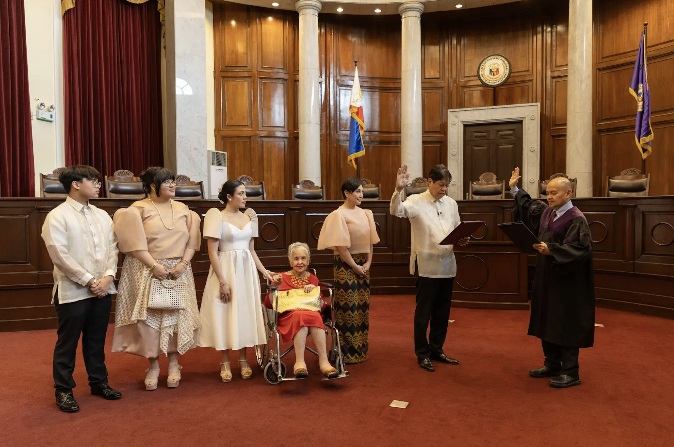 Senator-elect Kiko Pangilinan takes oath before SC Justice Marvic Leonen