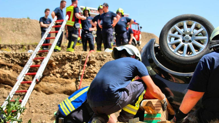 Illegales Autorennen in einer Kiesgrube? Die Feuerwehr ist gefordert