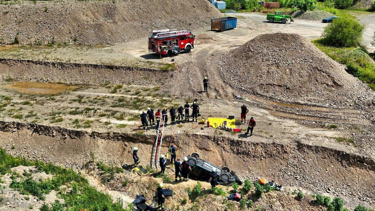 Illegales Autorennen in einer Kiesgrube? Die Feuerwehr ist gefordert