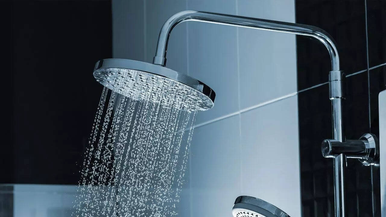Morning or night showers? Microbiologist reveals when you should really ...