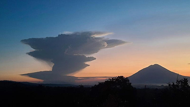 Indonesien: Vulkanausbruch schleudert Asche 10 km hoch