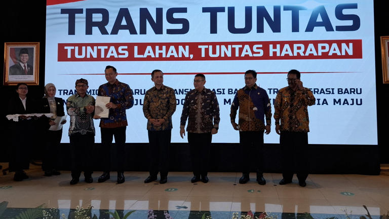 AHY Serahkan 1.120 SHM untuk Transmigran Sukabumi, Bisa Jadi Jaminan Usaha