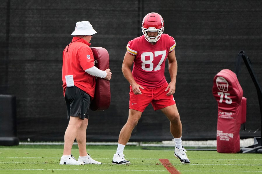 Travis Kelce, Trey Smith arrive at Chiefs mandatory minicamp
