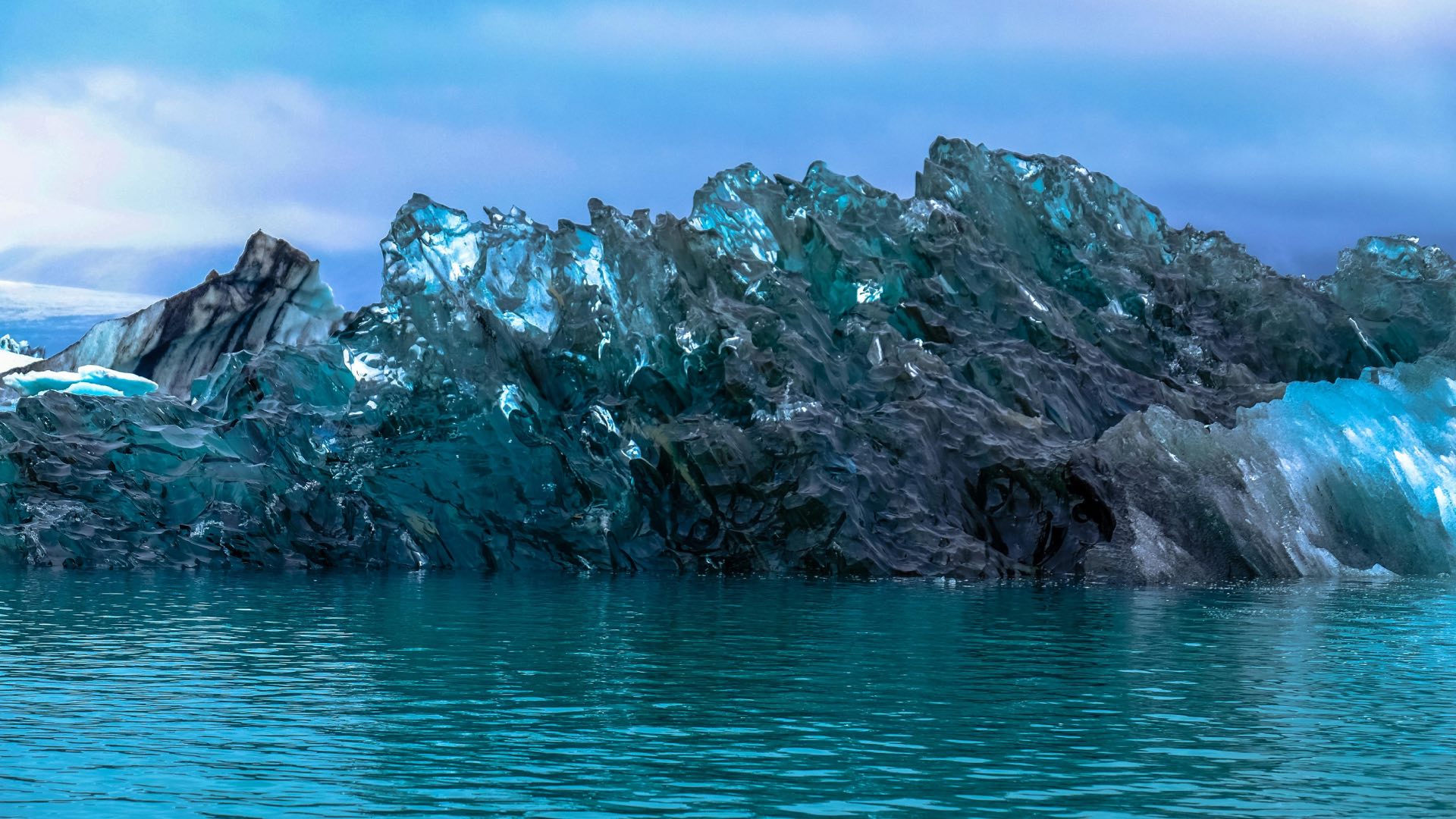 A black iceberg emerges from the waters: the mystery that intrigues ...