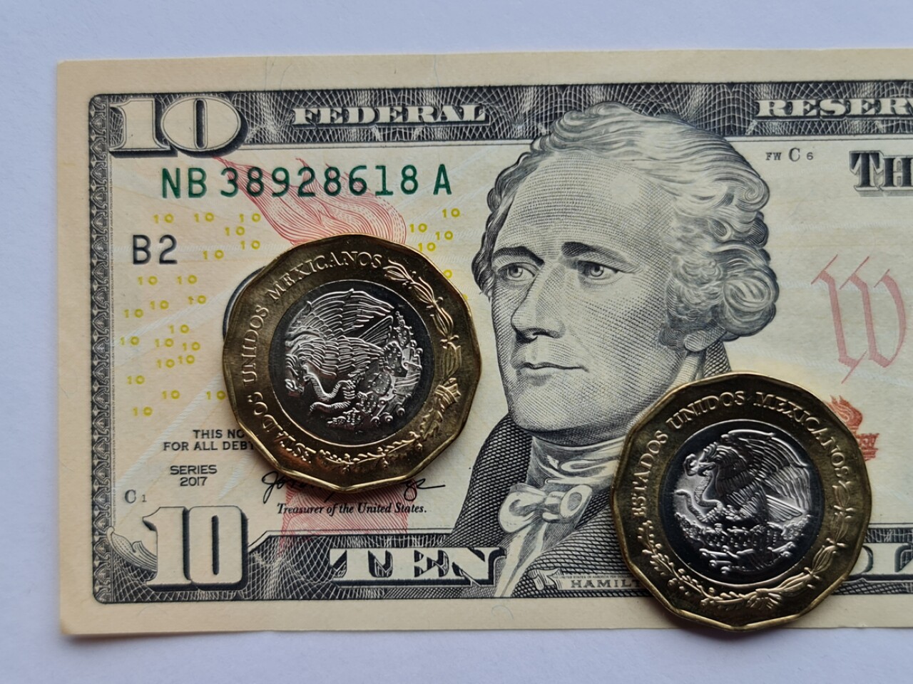 El peso cae a pesar de una menor volatilidad en los mercados