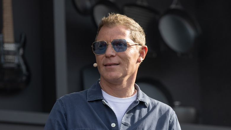 How Bobby Flay Brings The Flavorful Charm Of Southern-Fried Chicken To ...