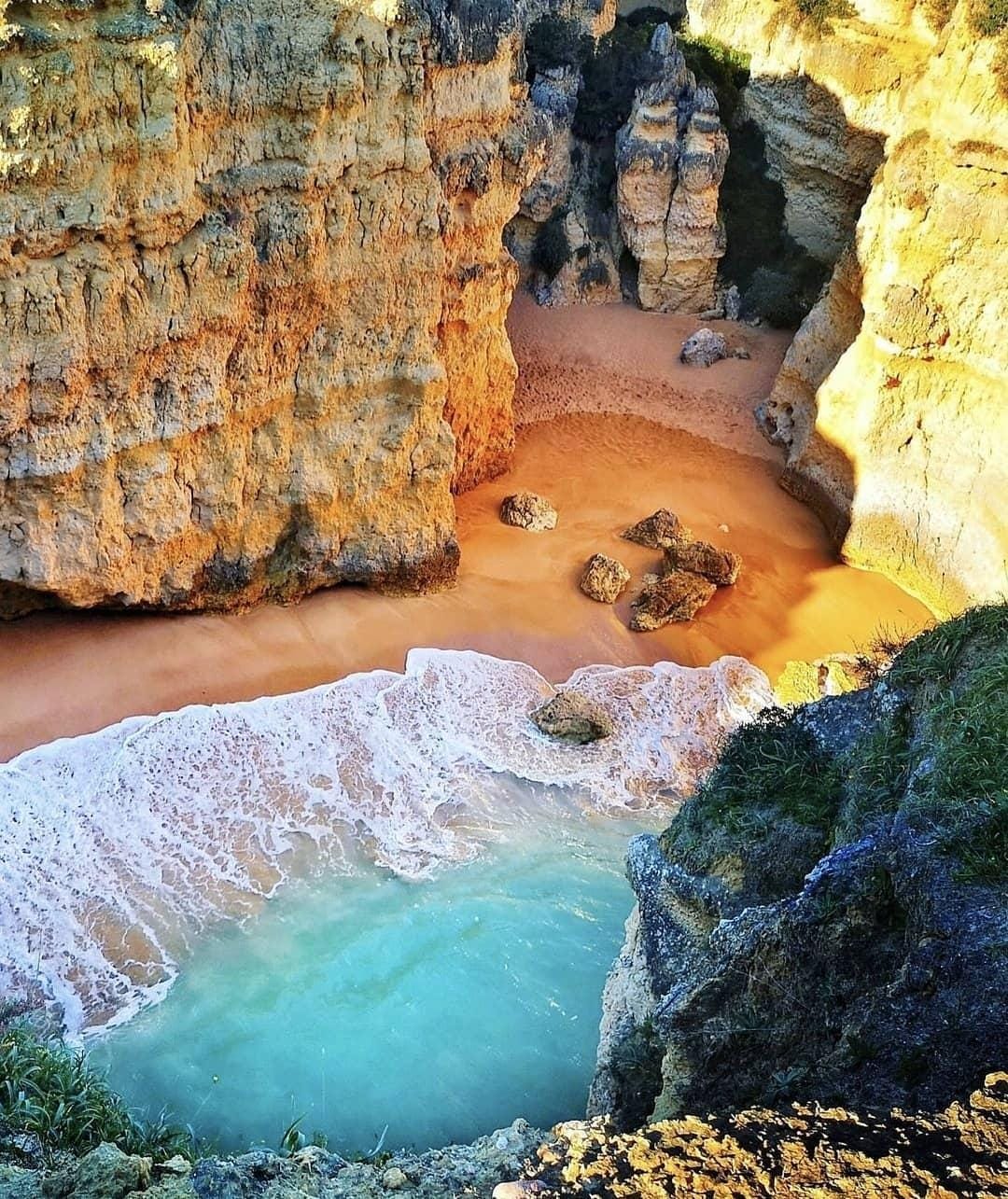Sim, ainda existem praias secretas no Algarve. É o caso desta