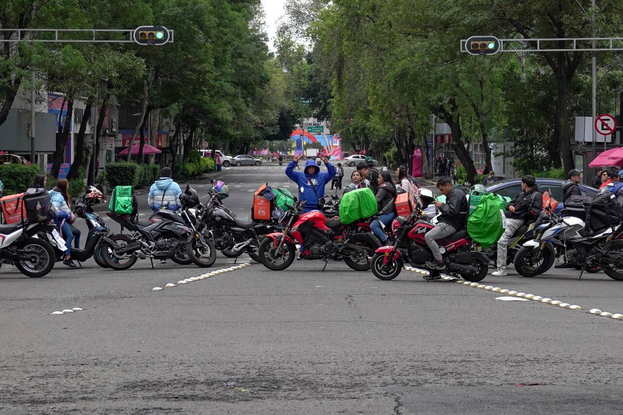 Repartidores de apps bloquean vialidades en la CDMX por reforma