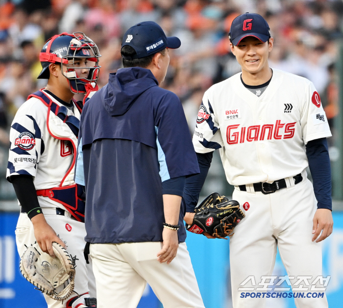 '상남자' 김태형 감독이 '아빠 미소'에 '물개 박수'까지...155km 좌완 파이어볼러가 '볼질' 없이 당차게 던졌으니... [부산 현장]
