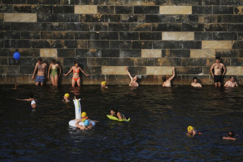 'Protesters' in Berlin jump into the Spree River to show it's clean ...