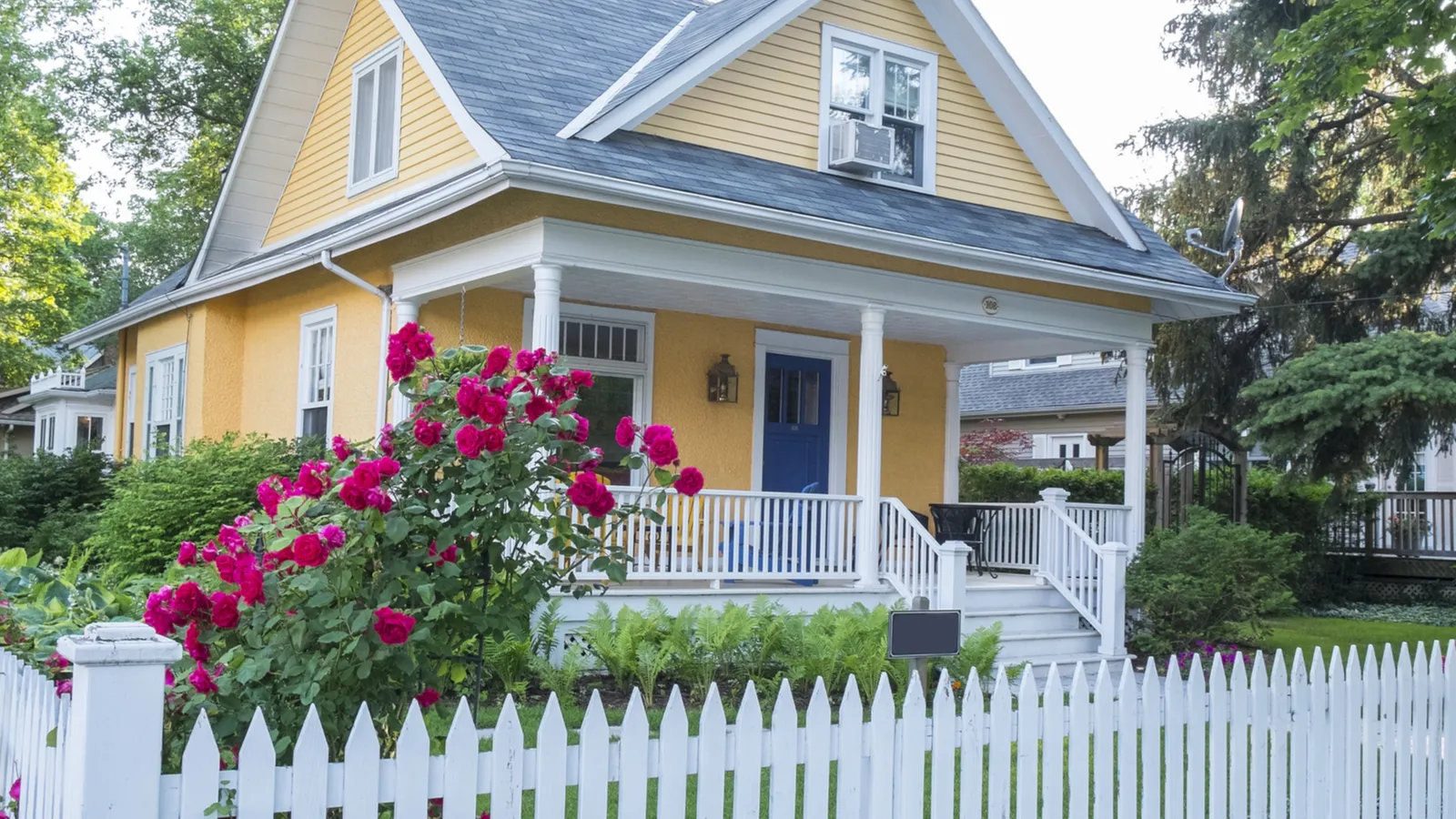 14 Simple Picket Fence Ideas to Boost Curb Appeal