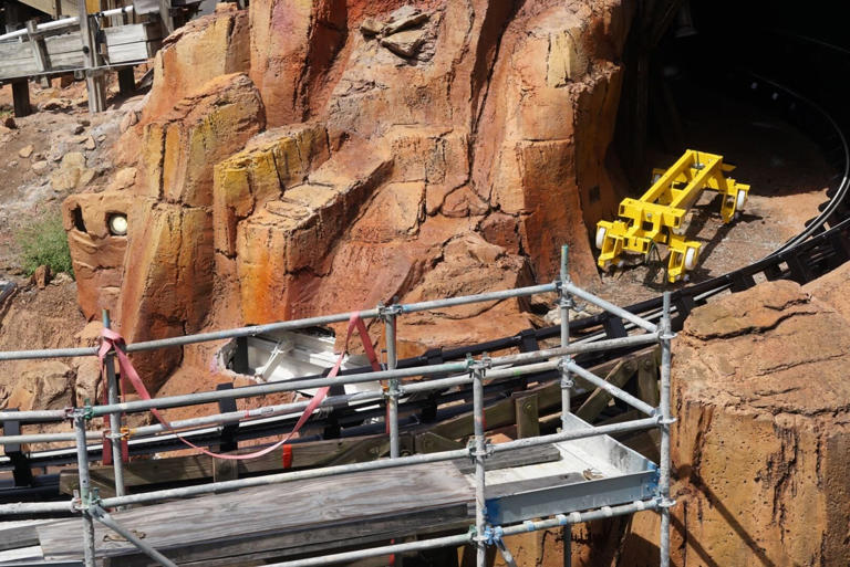 FIRST LOOK at Refurbished Big Thunder Mountain Railroad Roller Coaster ...