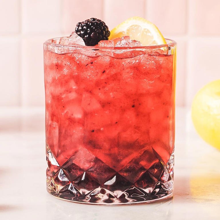 Skip The Spritz—The Bramble Is The Refreshing Cocktail I'm Making This ...