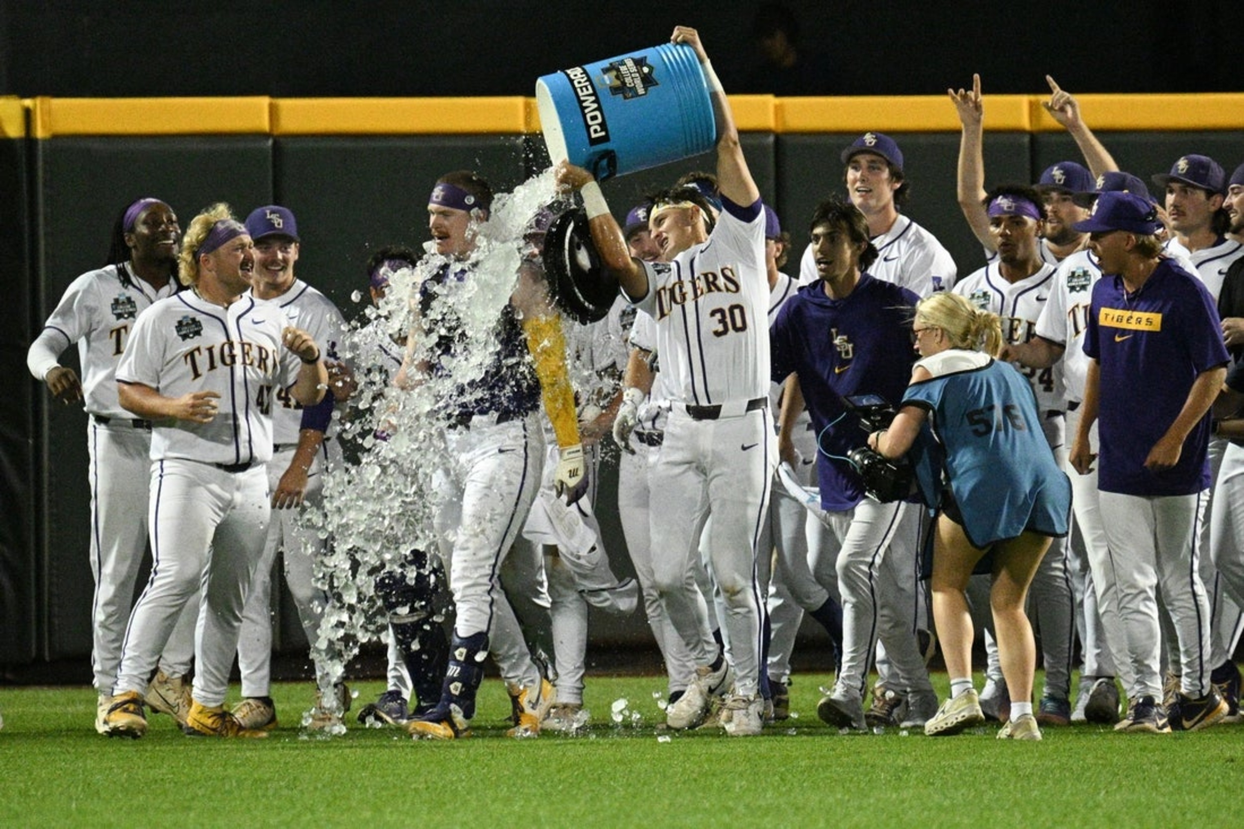 LSU walks off Arkansas to advance to MCWS finals