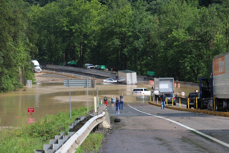 Flooding, rockslide closes I-40 near Tennessee-North Carolina state line