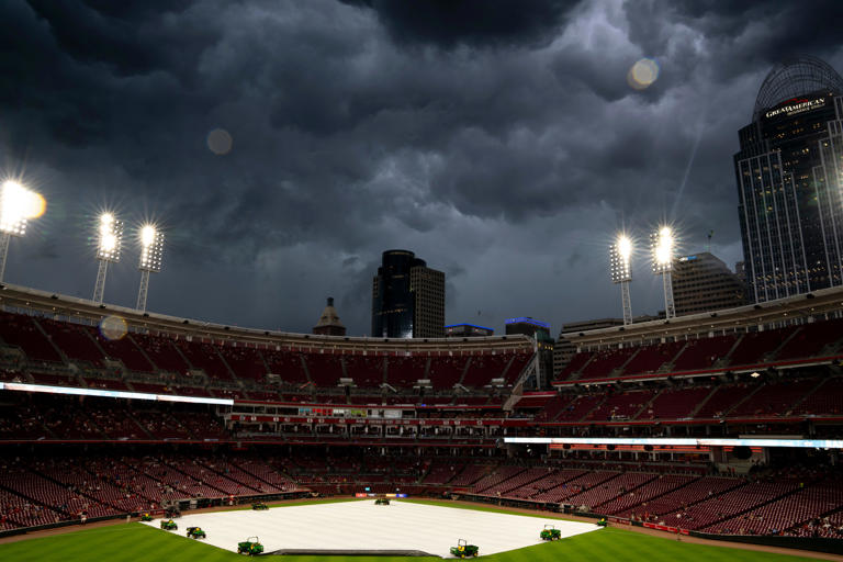Reds lead Twins as second rain delay hits on Elly De La Cruz bobblehead ...