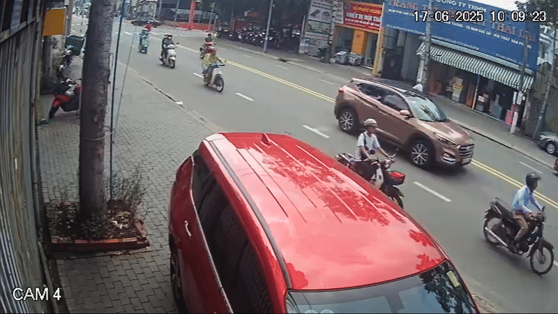 Vietnamese man filmed violently kicking female motorbike taxi driver in ...