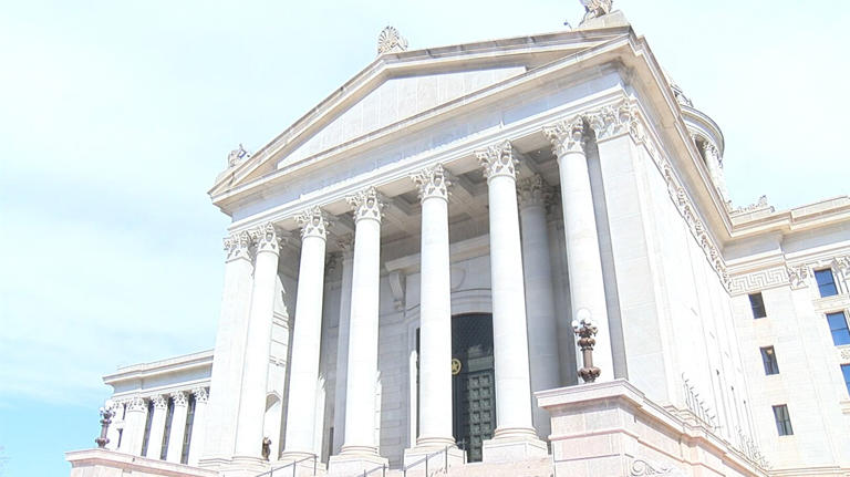 New state lawmakers officially sworn into office