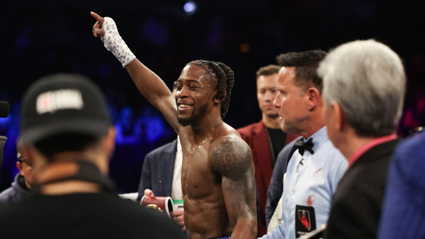 Keyshawn Davis vs. Edwin De Los Santos fight prediction, odds ...