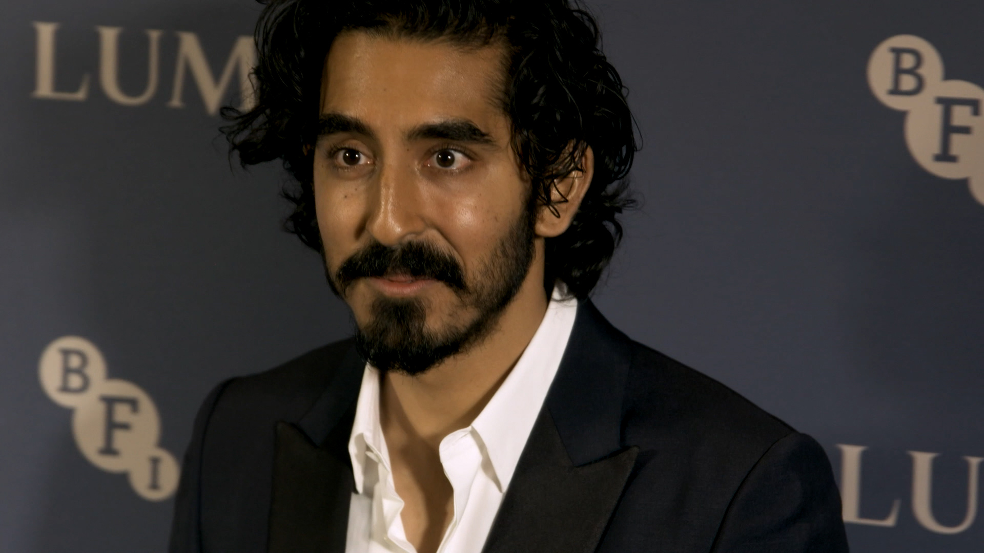 La historia del estilo personal de Dev Patel