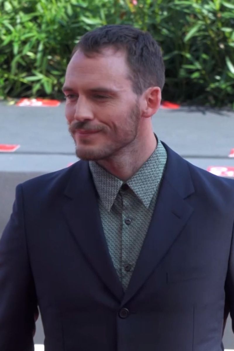 Sam Claflin bringt den Charme auf den Roten Teppich