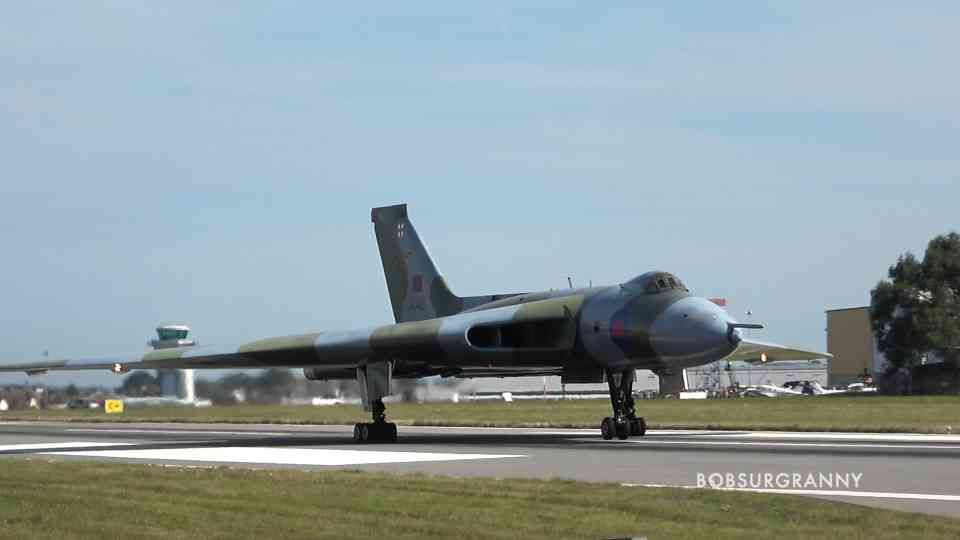 Vulcan Howl at Full Power – XL426’s Thunderous Taxi Blast at Southend ...