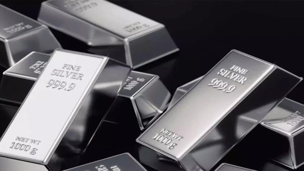Silver hits new record high at Rs 1.05L/kg