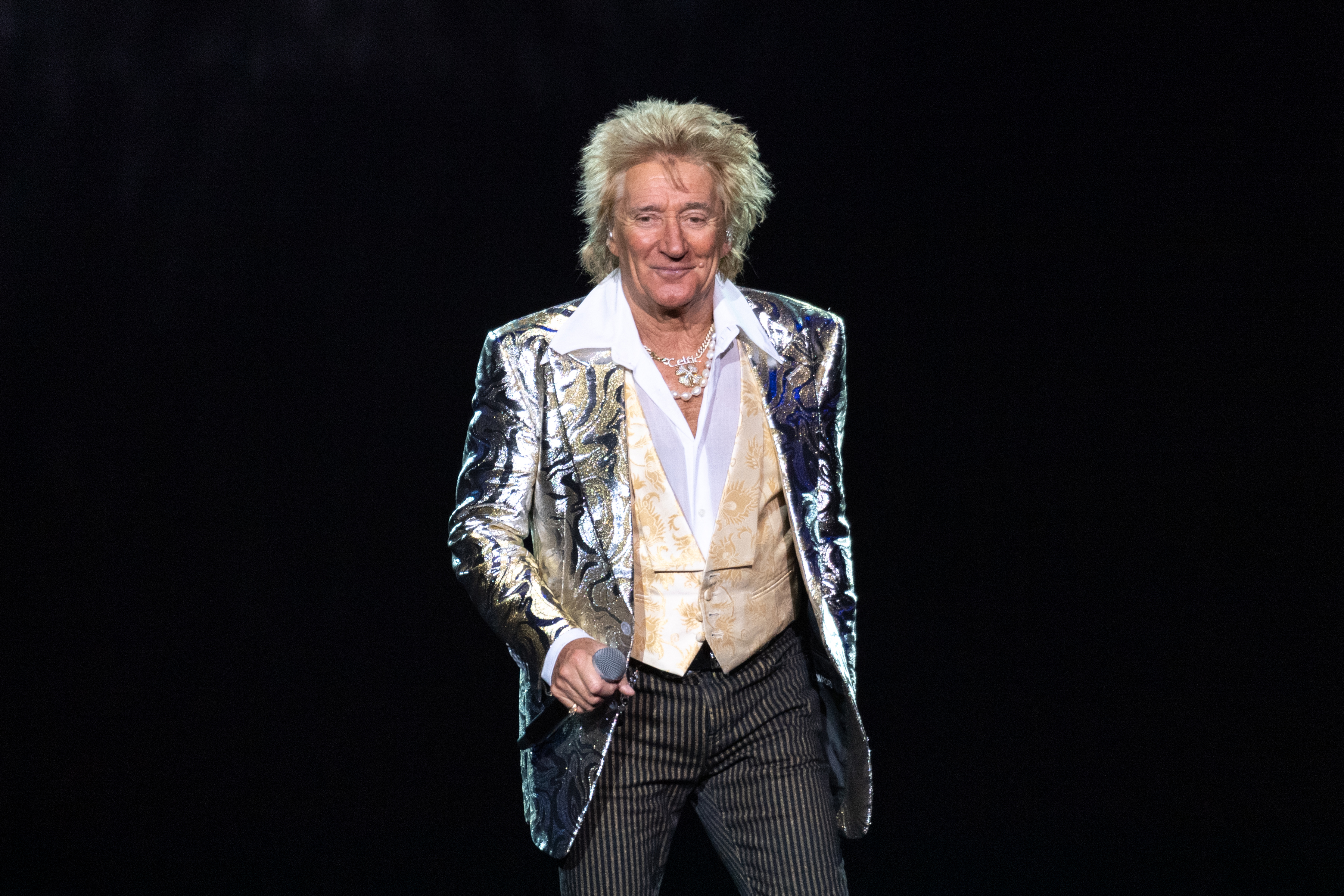 Rod Stewart Pauses Tour to Rest: ‘I'm Awfully Sorry'