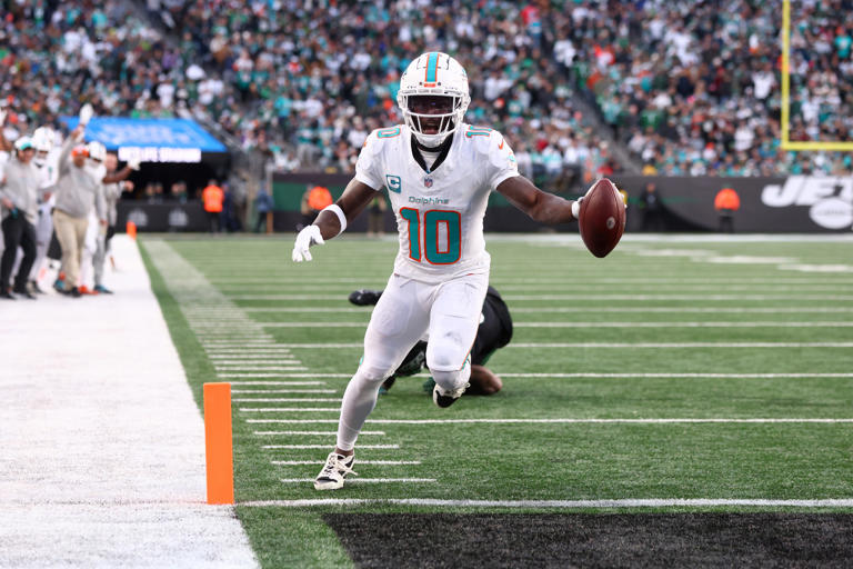 Former NFL QB Suggests Shocking Trade Idea for Dolphins' Tyreek Hill