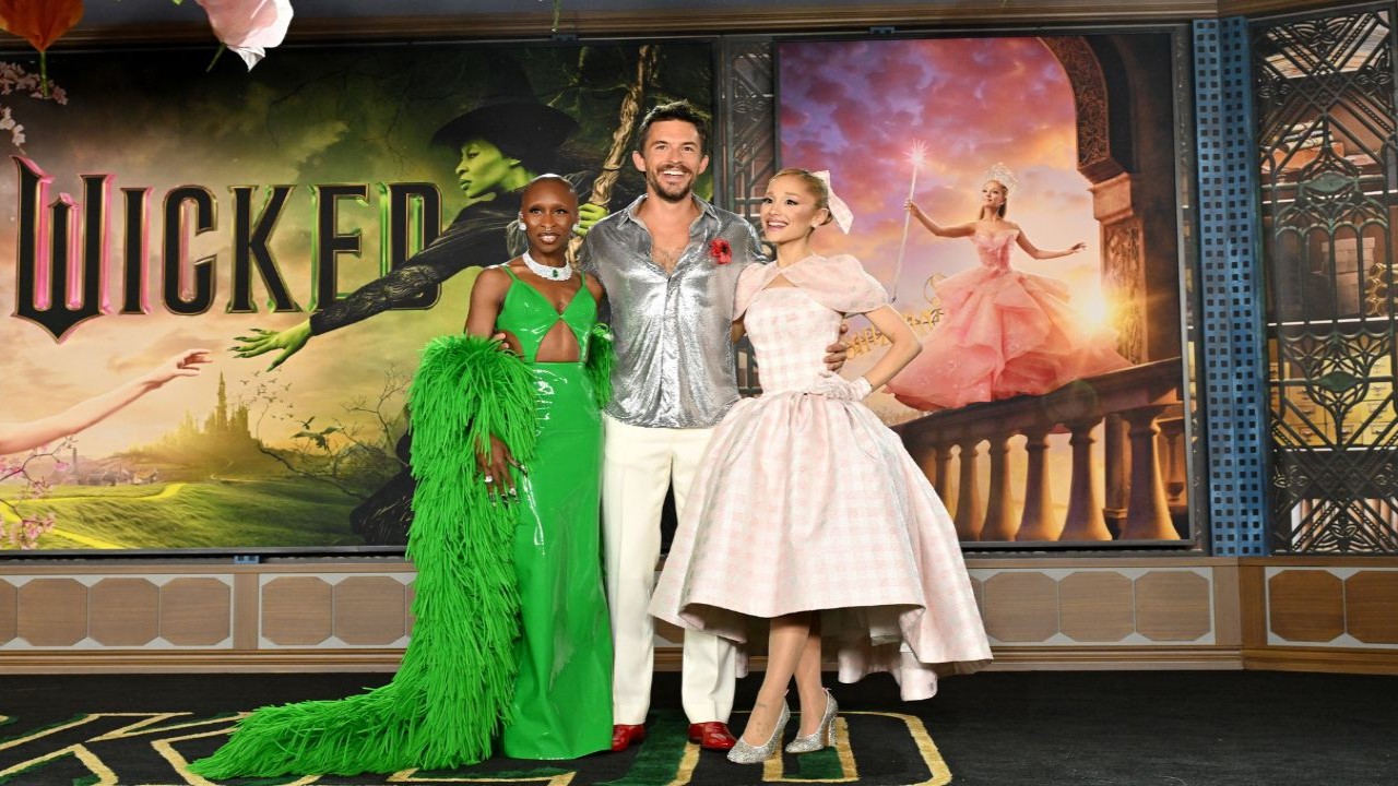 ‘Gotta Go’: Jonathan Bailey and Ariana Grande Butt Heads on Wicked Film ...