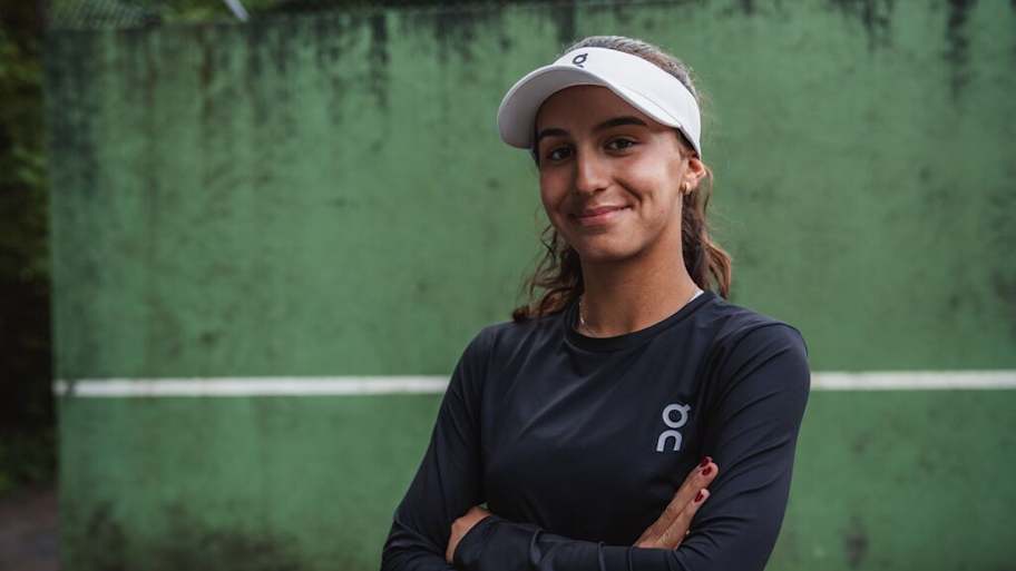 On Signs Junior WTA Tennis Star Julieta Pareja