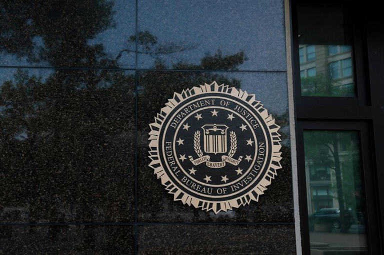 Murder suspect shoots himself dead in front of police during live ...