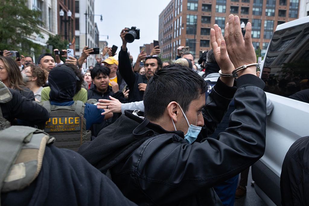 ICE Agents in Chicago Allegedly Lured Migrants To Monitoring Office To ...