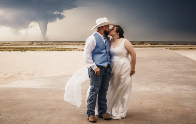 Married couple gets wedding photos during tornado