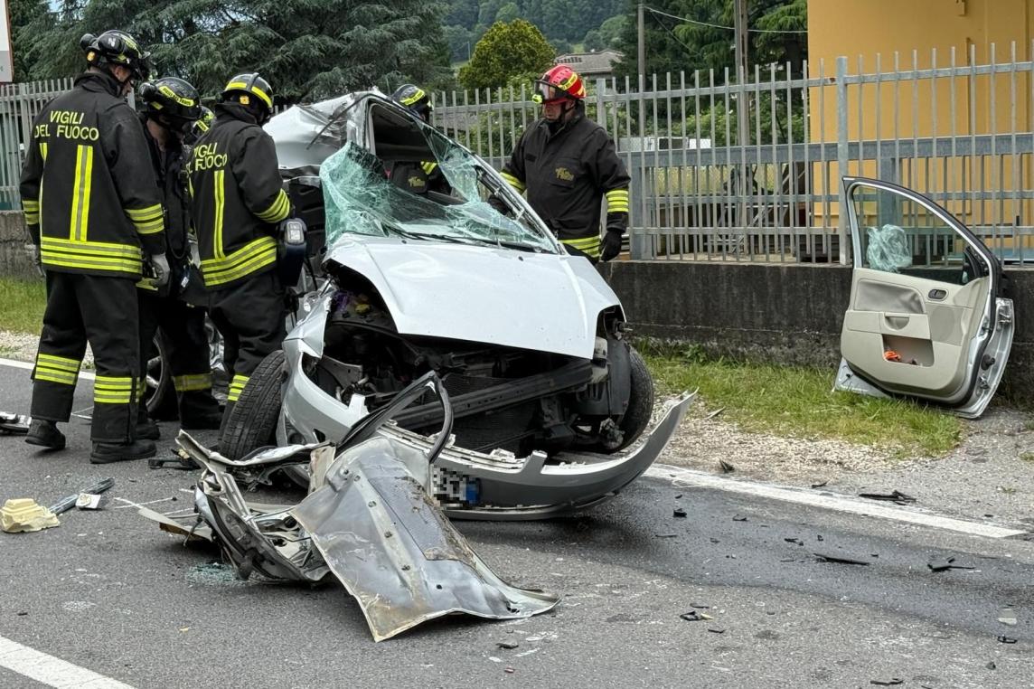 Tremendo schianto con l’auto, morta una donna di 41 anni