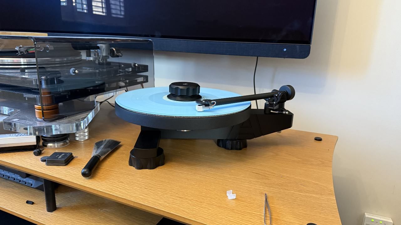 I tested this ready-to-go turntable and its high-performing minimalist ...