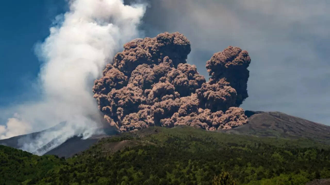 Mount Etna erupts mid-tourist season! Are flights safe for Italy? Can ...