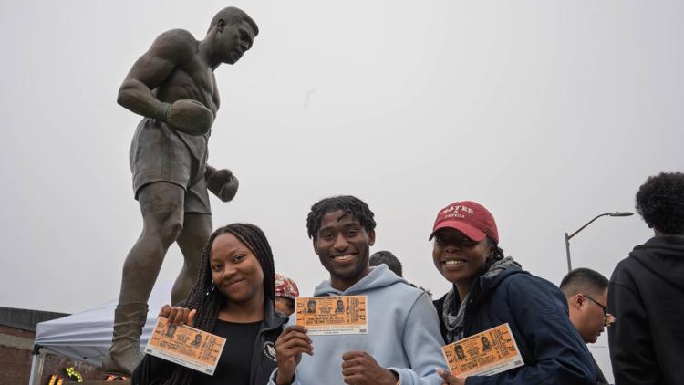 Muhammad Ali statue unveiled in Lewiston