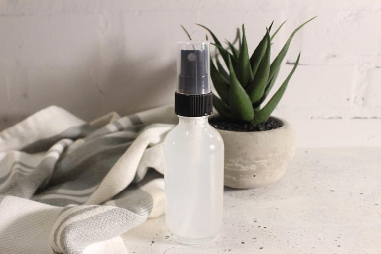 DIY Swim Spray to Neutralize Chlorine