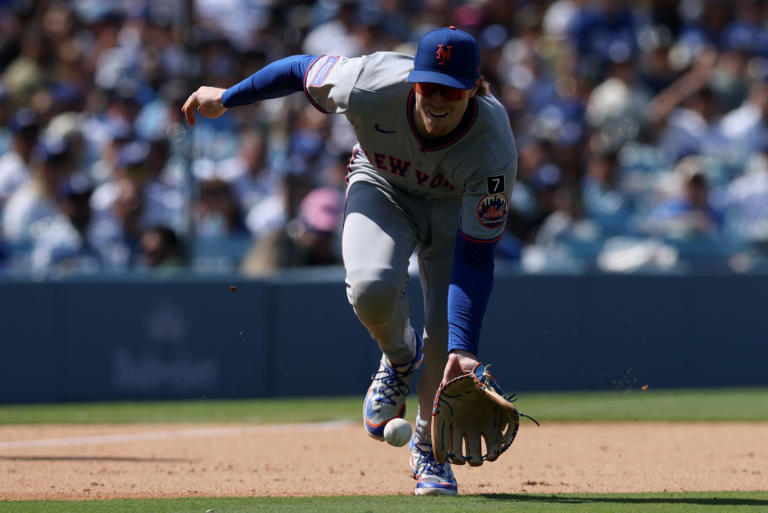 Mets bungle late lead in ugly fashion to split series with Dodgers