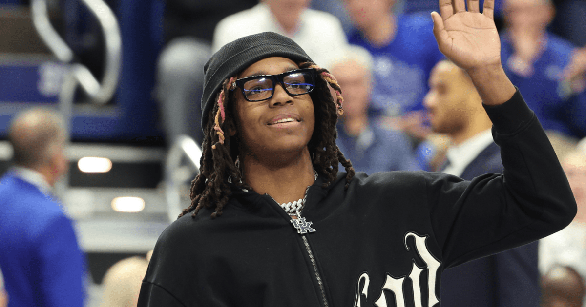 Jasper Johnson — wearing No. 2 — joins teammates on move-in day at Kentucky