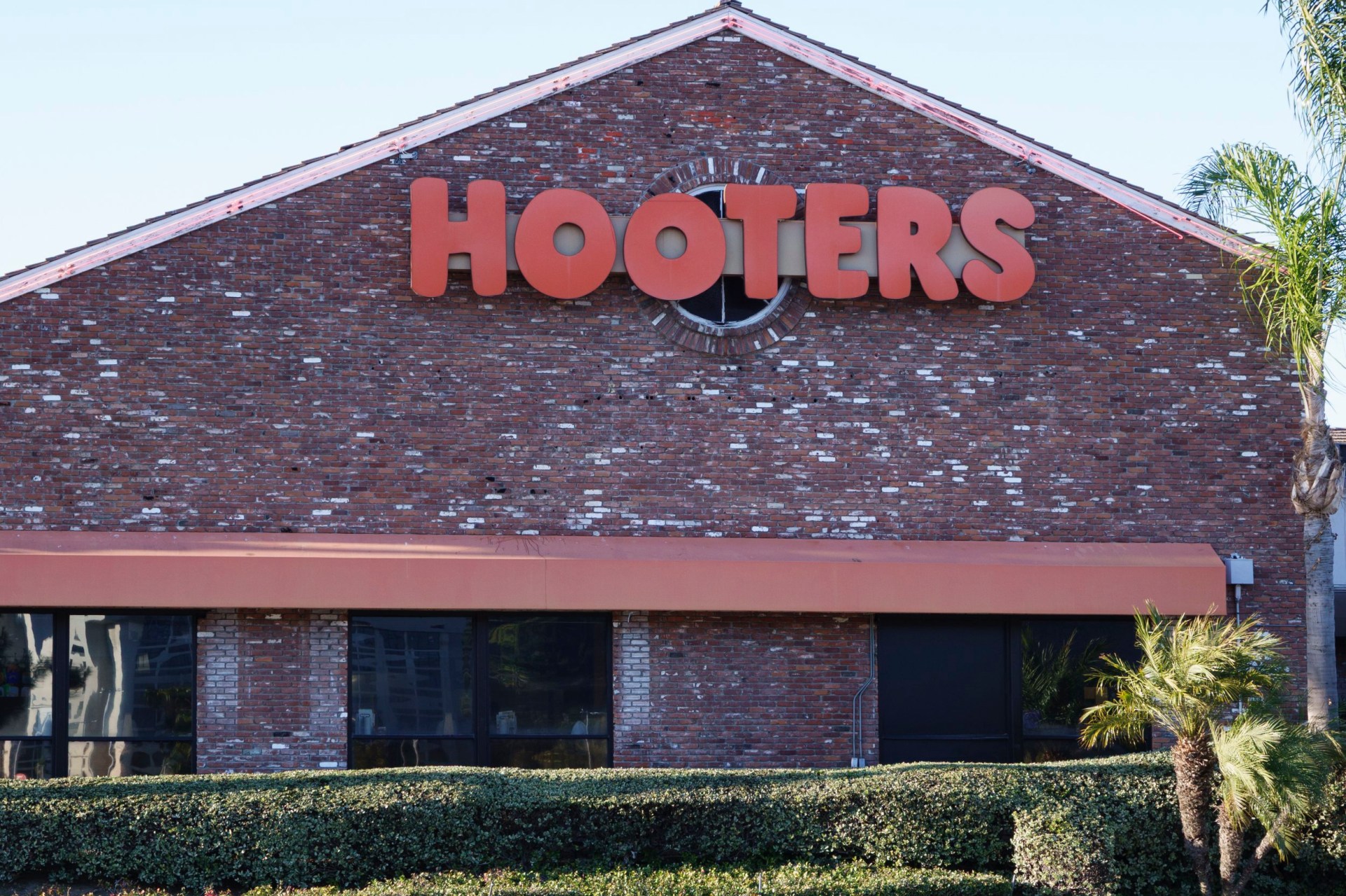 List of over 30 Hooters restaurants abruptly closed amid bankruptcy ...