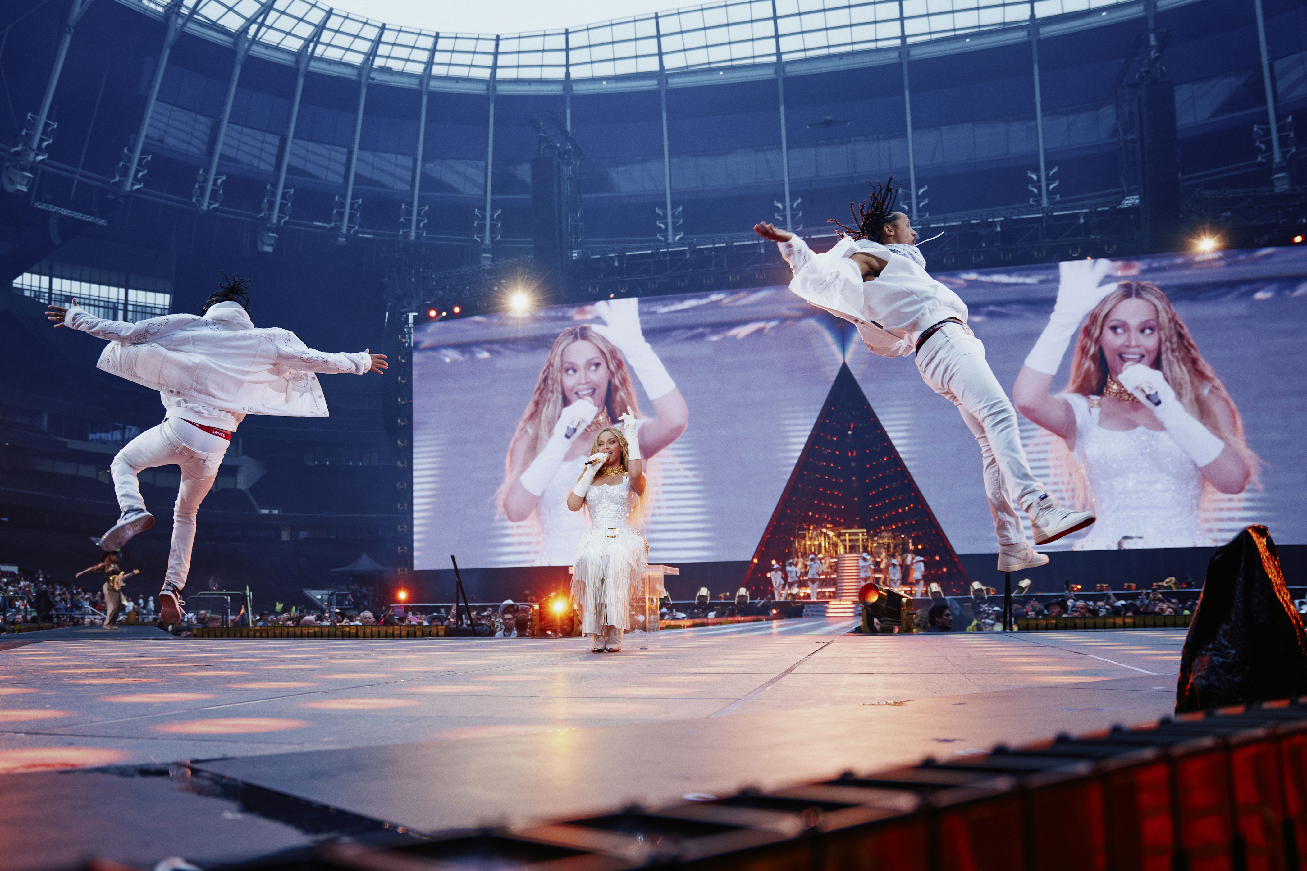 Beyonce suffers wardrobe malfunction mid-song as she kicks off London ...