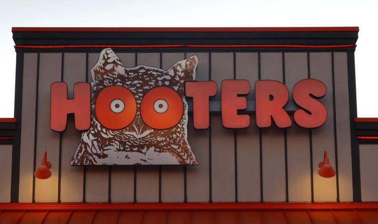 List of over 30 Hooters restaurants abruptly closed amid bankruptcy ...