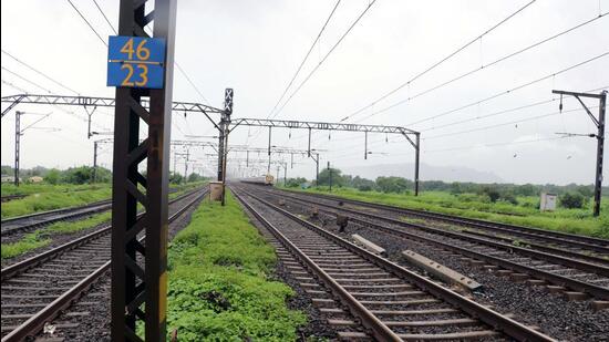 Couple thrown off moving train while fighting off robber